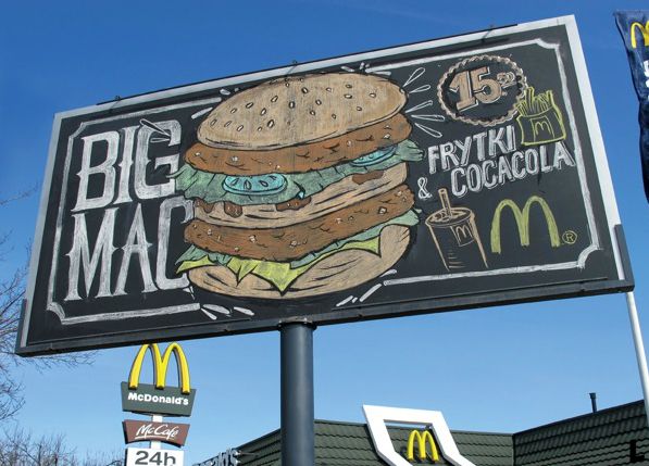 McDonald’s : des “billboards-ardoises” géants, dessinés à la mainLLLLITL